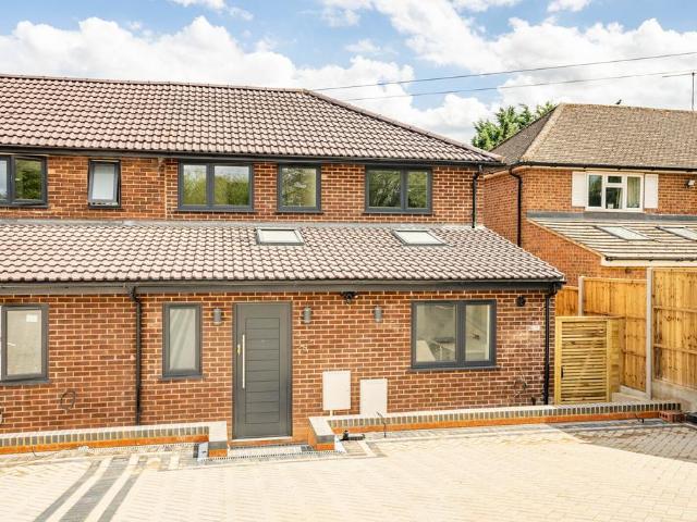 4 bedroom end of terrace house for sale