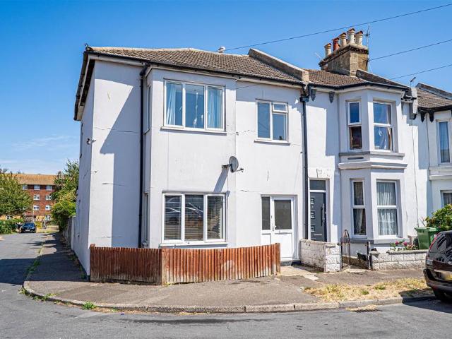 4 bedroom end of terrace house for sale