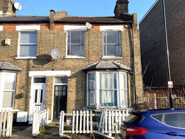4 bedroom end of terrace house for sale