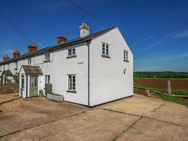 4 bedroom end of terrace house for sale