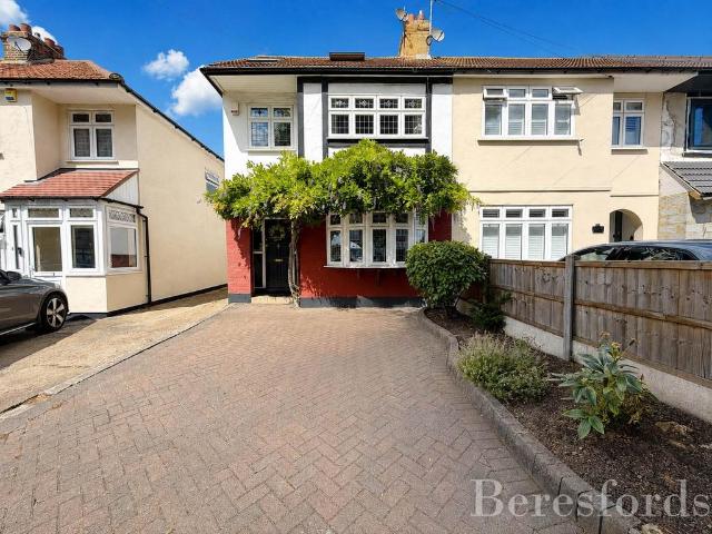 4 bedroom end of terrace house for sale