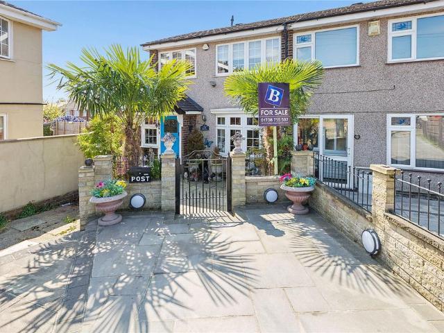 4 bedroom end of terrace house for sale