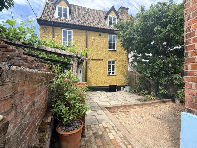 4 bedroom end of terrace house for sale