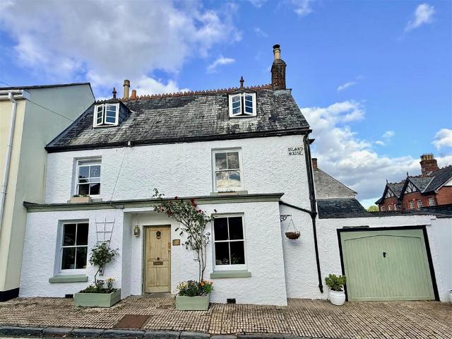 4 bedroom end of terrace house for sale