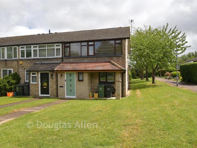 4 bedroom end of terrace house for sale