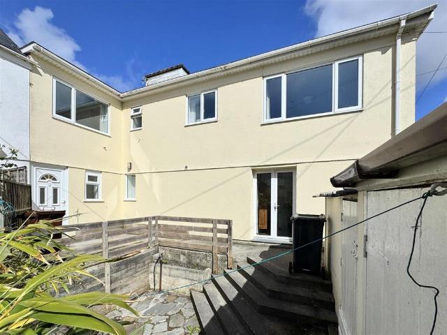 4 bedroom end of terrace house for sale