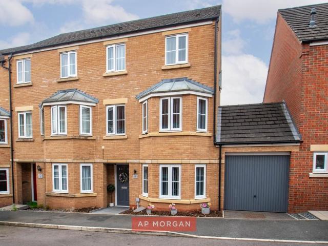 4 bedroom end of terrace house for sale