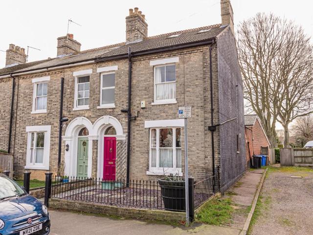 4 bedroom end of terrace house for sale