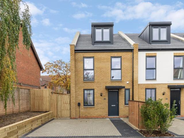 4 bedroom end of terrace house for sale