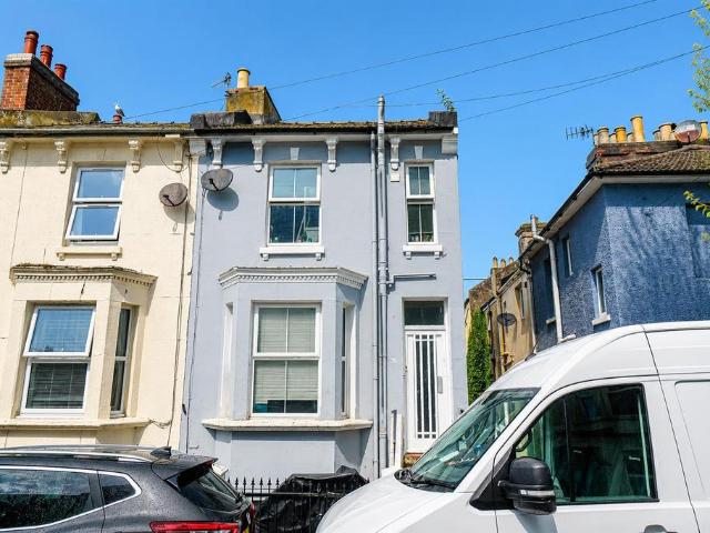 4 bedroom end of terrace house for sale