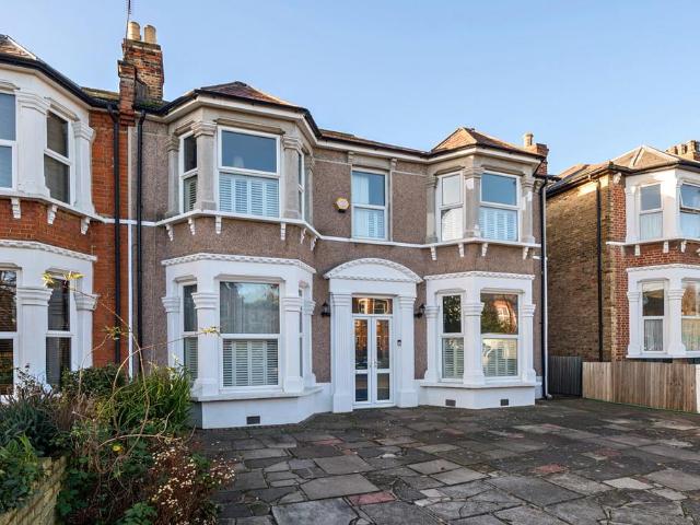 4 bedroom end of terrace house for sale