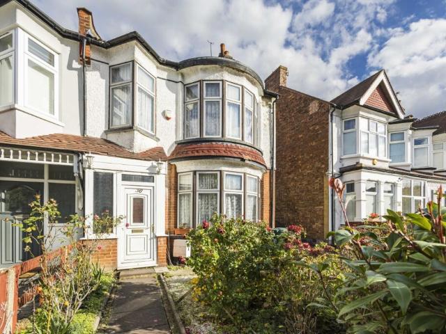 4 bedroom end of terrace house for sale