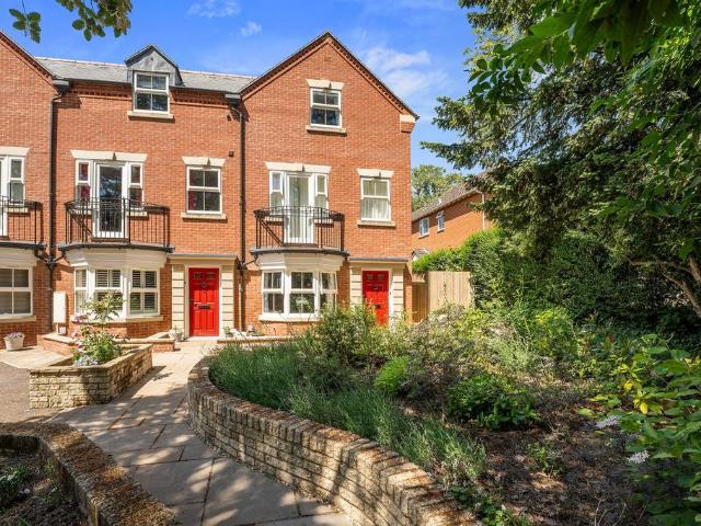 4 bedroom end of terrace house for sale