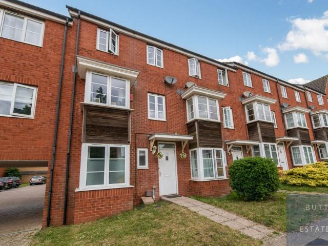 4 bedroom end of terrace house for sale