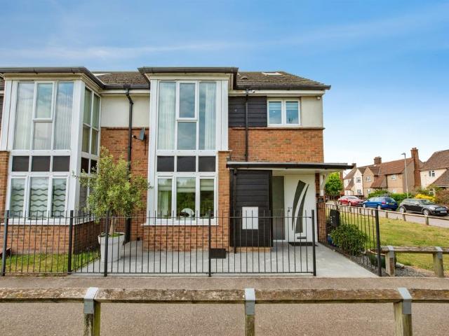 4 bedroom end of terrace house for sale