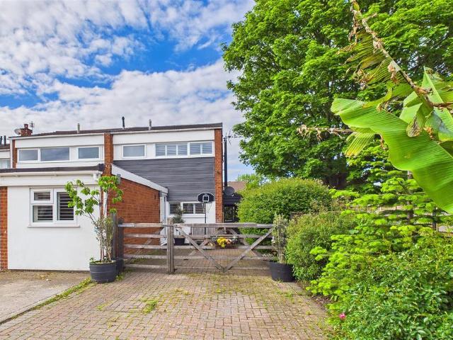 4 bedroom end of terrace house for sale