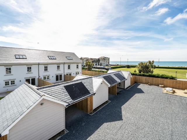 4 bedroom end of terrace house for sale