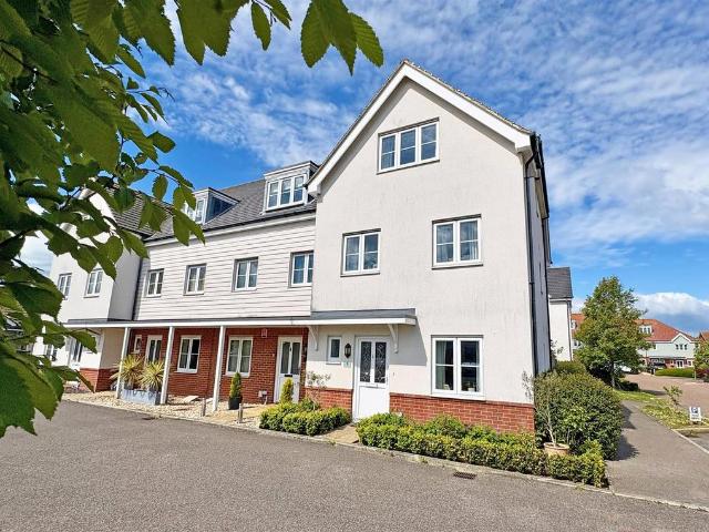 4 bedroom end of terrace house for sale