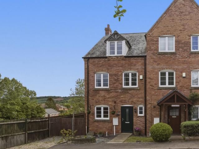 4 bedroom end of terrace house for sale