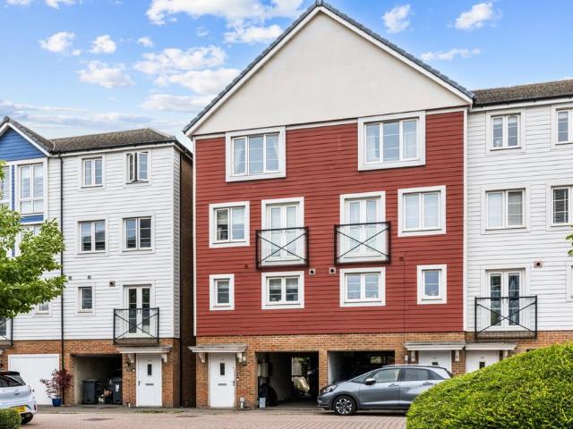 4 bedroom end of terrace house for sale