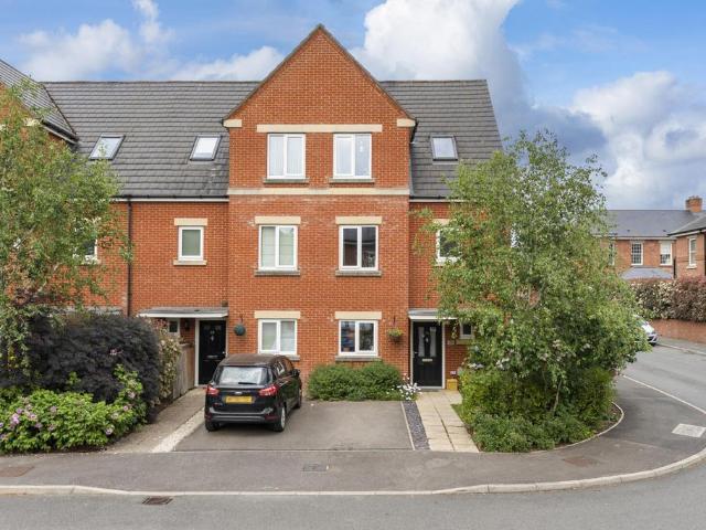 4 bedroom end of terrace house for sale