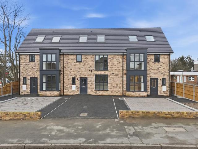 4 bedroom end of terrace house for sale