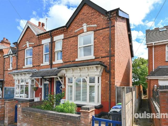 4 bedroom end of terrace house for sale