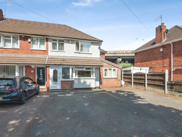 4 bedroom end of terrace house for sale