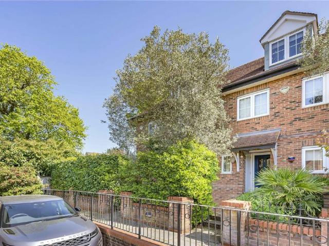 4 bedroom end of terrace house for sale