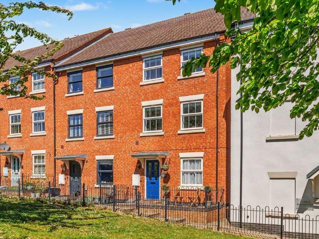 4 bedroom end of terrace house for sale