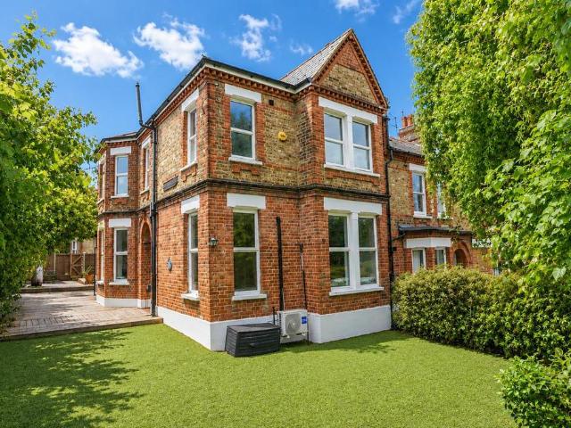 4 bedroom end of terrace house for sale