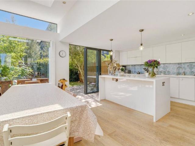 4 bedroom end of terrace house for sale