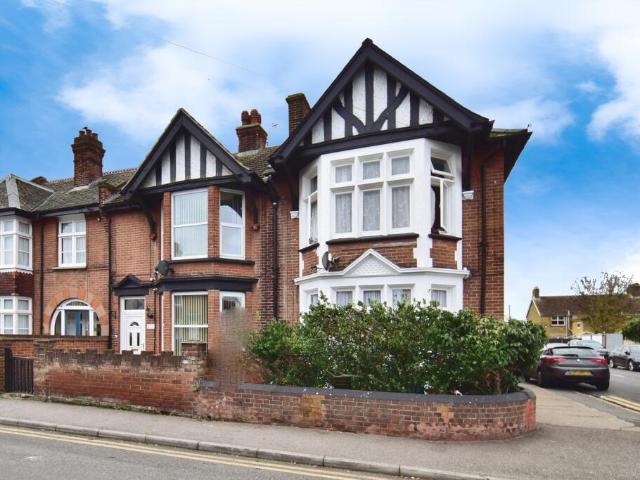 4 bedroom end of terrace house for sale