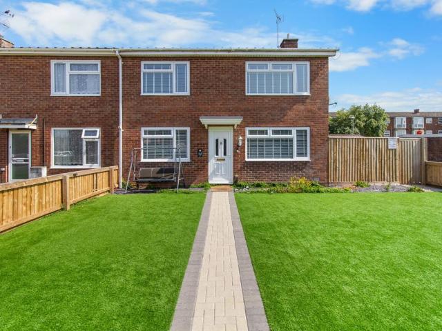 4 bedroom end of terrace house for sale