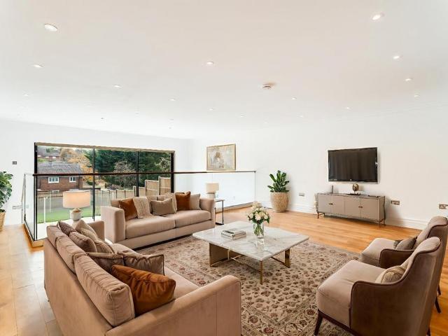 4 bedroom end of terrace house for sale