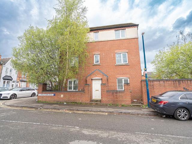 4 bedroom end of terrace house for sale