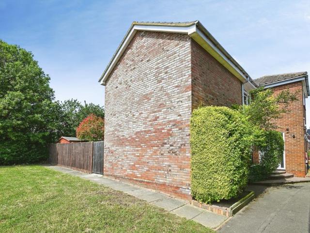 4 bedroom end of terrace house for sale
