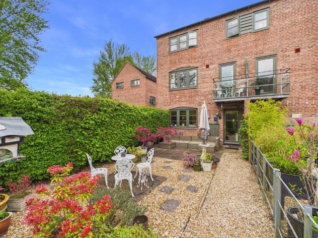 4 bedroom end of terrace house for sale