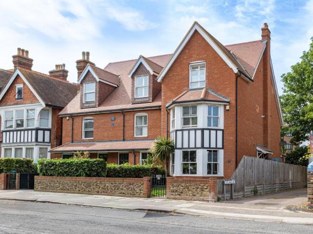4 bedroom end of terrace house for sale
