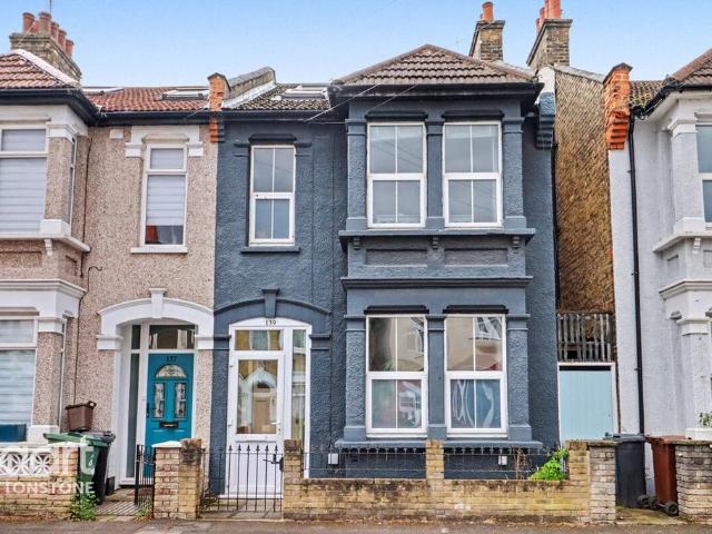 4 bedroom end of terrace house for sale