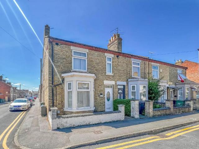 4 bedroom end of terrace house for sale