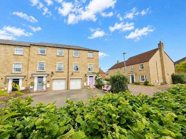 4 bedroom end of terrace house for sale