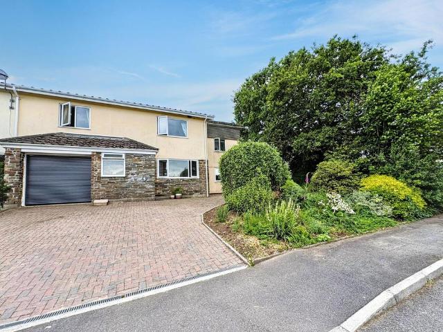 4 bedroom end of terrace house for sale