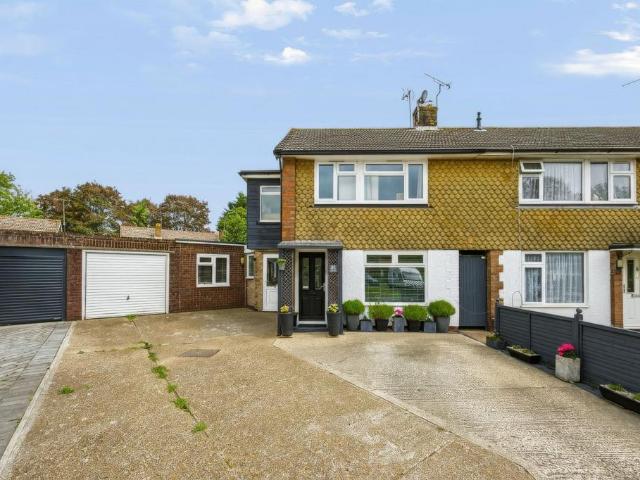 4 bedroom end of terrace house for sale