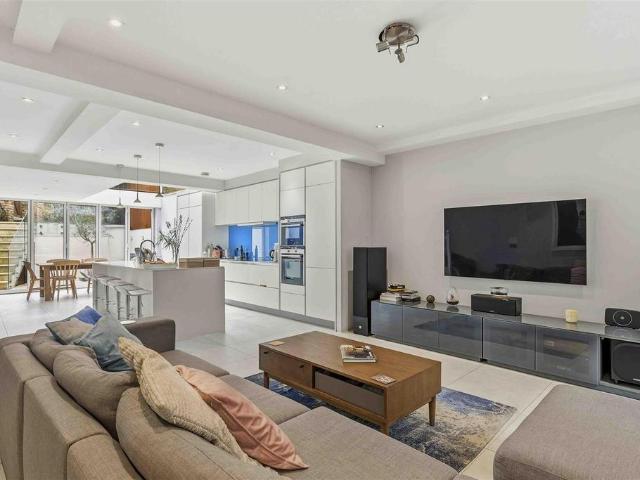 4 bedroom end of terrace house for sale