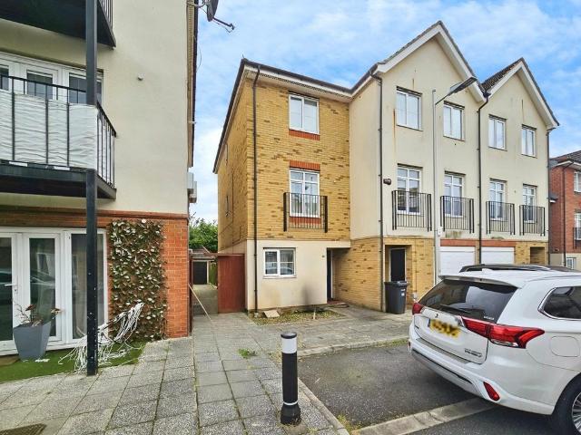 4 bedroom end of terrace house for sale