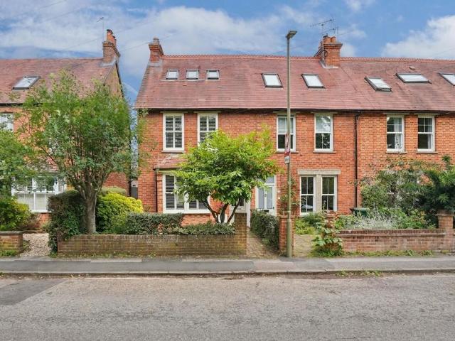 4 bedroom end of terrace house for sale