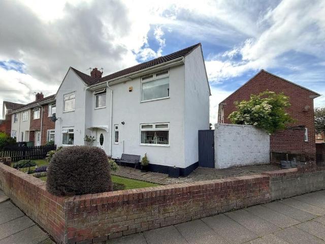 4 bedroom end of terrace house for sale