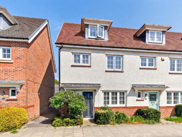 4 bedroom end of terrace house for sale