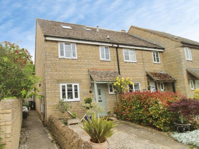 4 bedroom end of terrace house for sale